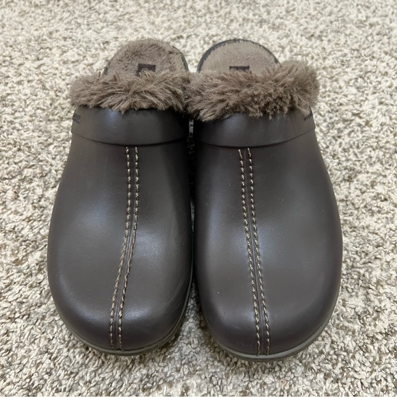 CROCS | Shoes | Crocs Cobbler Faux Fur Lined Clogs Brown Womens 9 ...
